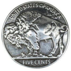 コインコンチョ クラフトパーツ「コインコンチョ バッファロー J レプリカ」1935年の5セントコンチョのレプリカです。裏面にシカゴスクリュー付き。※価格は1個のお値段です。コンチョ1個+ネジ1個のセットで1個になります。※製品の仕様、外観...