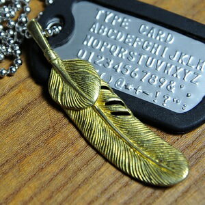 ペンダントトップ フェザーチャームハートフェザー付のペンダントトップハートフェザーが付いたペンダントトップ。シルバー925という数字は、純度92.5％のシルバー素材の事で、この商品には金メッキが施されている為、色がシルバー色ではありません。...