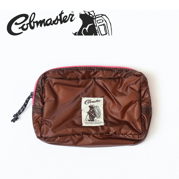 いくつあっても困らない定番ポーチが「COBMASTER」から登場。 くすみカラー調の生活に馴染み易いカラー展開が、優しいニュアンスを演出してくれるアイテムです。 スクエアシルエットは、様々な大きさや形のアイテムを収納し易く、シーズンレスで活...