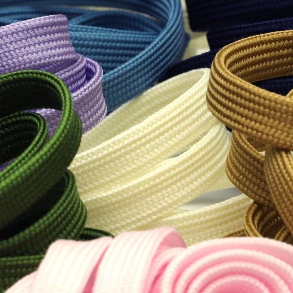 [メーカー] SHINDO（S.I.C.） SHINDO社製（S.I.C.）のポリエステル平コード（石目）です。物性の良いポリエステル糸で作られた、他繊維に比べて堅牢度が高く色落ちや縮みの心配がない石目の平紐です。袋状の組織（筒状）ですので...