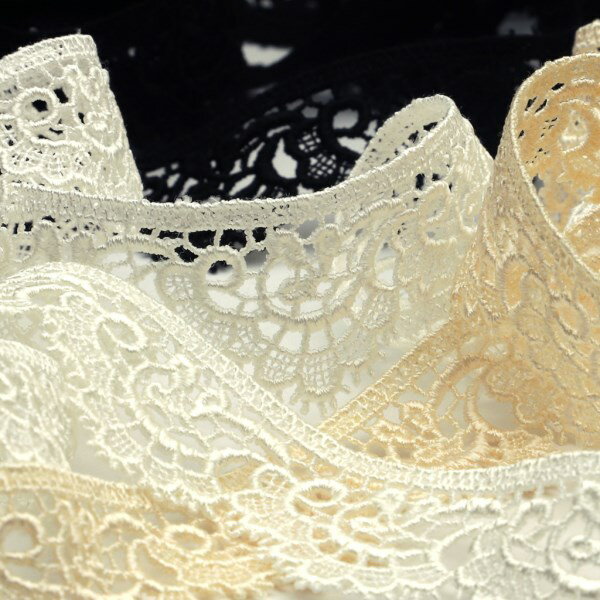 [メーカー] SHINDO（S.I.C.） SHINDO社製（S.I.C.）のケミカルエンブロイダリーレースです。刺繍でありながら糸を編んだような透け感が特徴の片側ピコットレースです。カジュアル衣料やダンス衣装、子供服、インテリア雑貨などの...