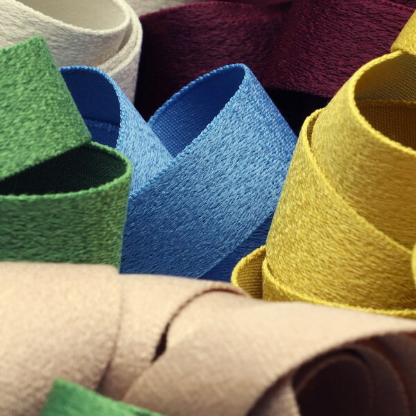 [メーカー] SHINDO（S.I.C.） SHINDO社製（S.I.C.）のプルミエテープです。スウェード表現をポリエステル素材で再現した片面テープで、スウェードの扱いにくさを解消し、冬物製品に容易に使えるようにした優れもののリボンです。...