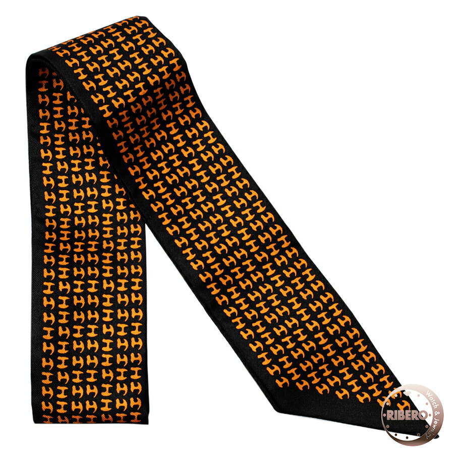 商品説明☆表裏で異なったファッショナブルなデザインのエルメス《PRINTEMPS ETE 69 AUTOMNE HIVER 70》ツイリー です。 Hのイニシャルが一面に施された裏面に描かれているのは、69年春夏/70年秋冬シーズンのエルメ...