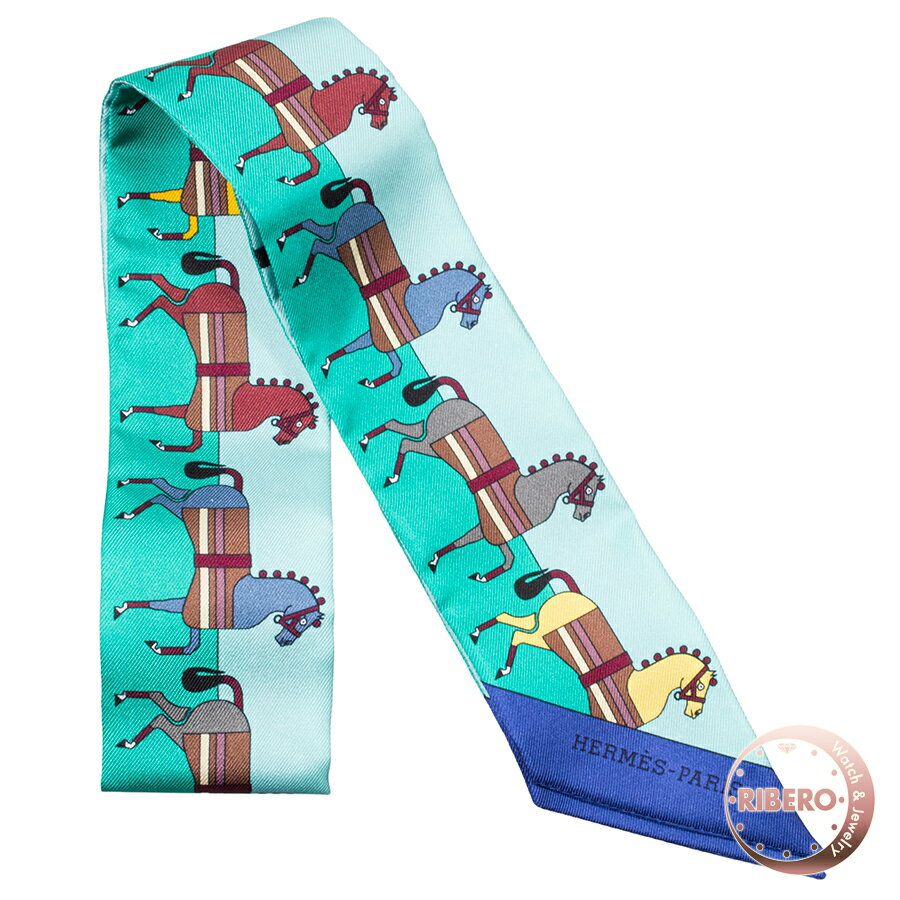 商品説明☆エルメス《Rocabar （ロカバール）》ツイリー です。 清涼感のあるツートーンのグリーンをバックに馬たちが一列に並んだデザインのツイリーです。 バッグに結んだり、首や手首に巻いたり、ヘアアレンジに使ったりと自由自在にお使いいた...