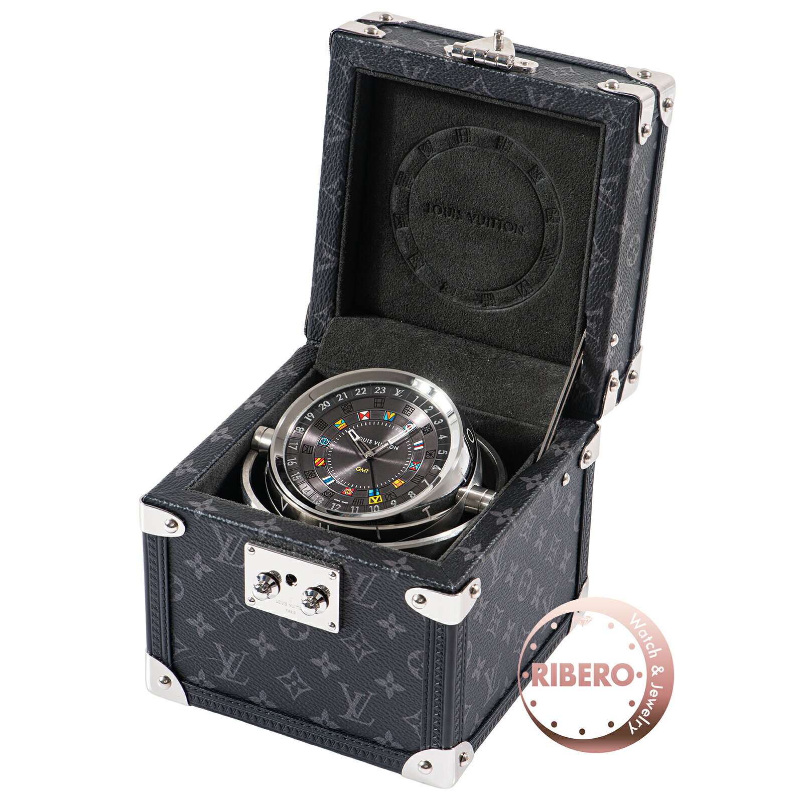 商品説明☆伝統の中で培われてきた機能性と、ルイ・ヴィトンの歴史に深く根差す旅の真髄(こころ)が融合した「テーブルクロック」。内蔵された時計は、中心を大きく窪ませたデュアルタイムの文字盤を備え、奥行きのある印象を与えると同時に24時間表示とG...