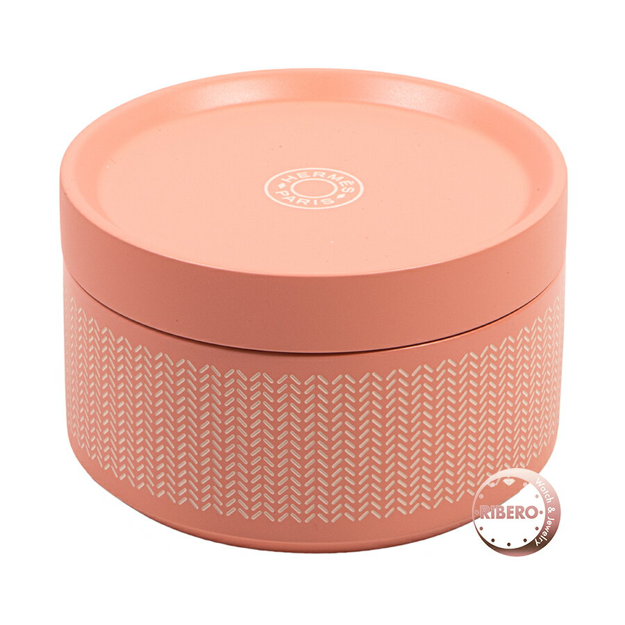 商品説明☆エルメスより《Boudoir box（ブドワールボックス）》ミディアムサイズ小物入れのご紹介です。 ヘリンボーンモチーフの彫刻が施され、蓋の中央にはエルメスならではのクルードセルのロゴ、底面はレザー貼りのおしゃれなボックスです。 ...