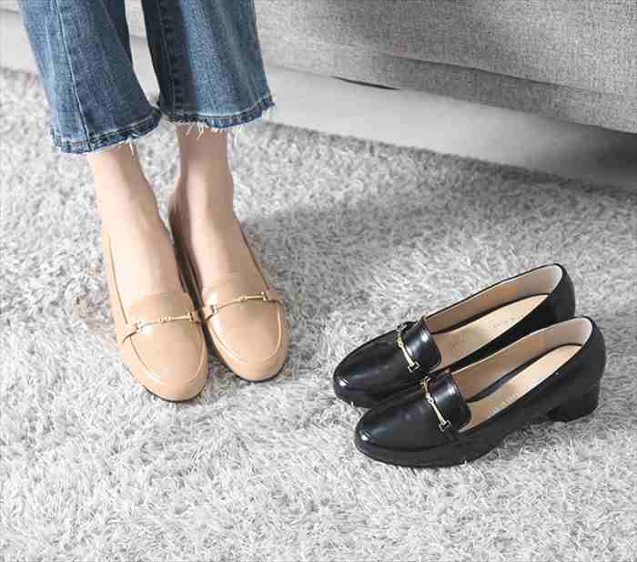 エレガントで女性らしさ溢れる細ビットローファーパンプス カジュアル、大人スタイル、ガーリー、マニッシュ、スクール… 幅広いスタイルに合わせやすくオールシーズン大活躍してくれる一足。 細めのビットが華奢な足元を演出。 少し光沢感のあるスムース...