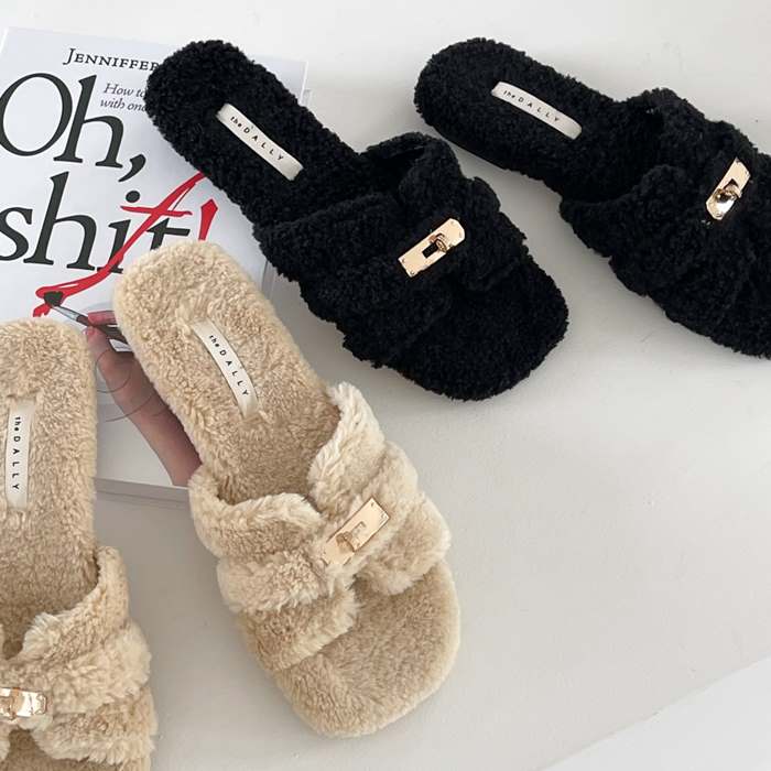 ふんわりファーに鍵モチーフのポイント飾りが大人可愛いフラットサンダル！ 柔らか素材で足あたりがよく、素足でも気持ちよく履いていただけます。 フラットタイプだから履くシーンを選ばず楽に履けるところも嬉しいポイント！ 女子力をアップしてくれるア...