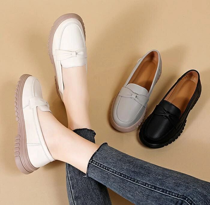 商品情報● 「豆型ソール」で歩きやすい・滑りにくい靴底には丸いラバー突起を施し、クッション性とグリップ力を強化。足裏全体を優しく支え、長時間歩いても疲れにくい仕様です。※「ラバー突起付きスリッポン」「丸底ローファー」● 柔らかく足に馴染む「...