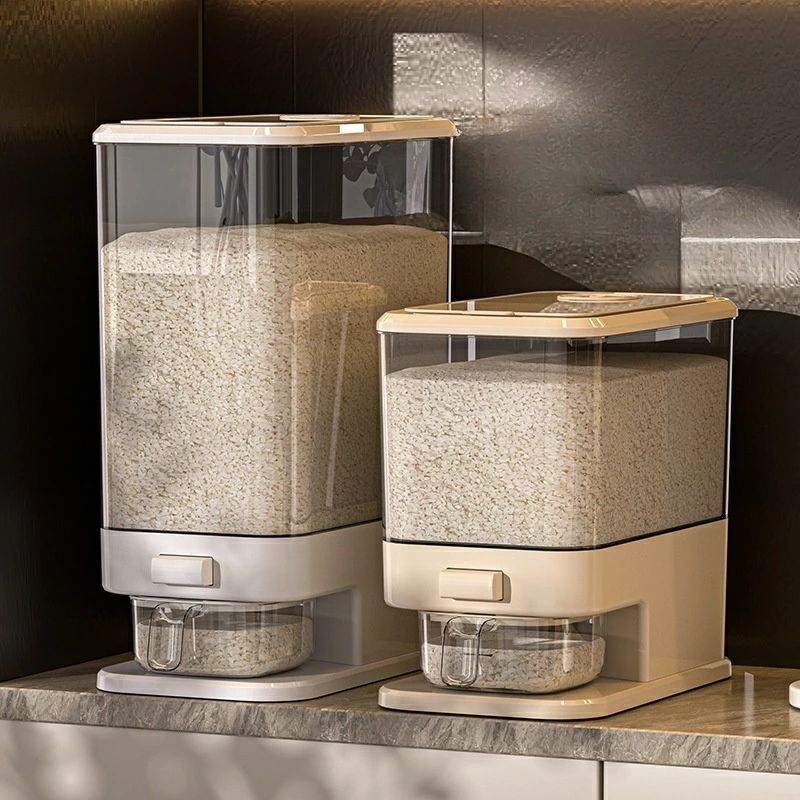 製品説明：あらゆるキッチンに最適なこの家庭用透明米保存バケツは、米の保管と取り出しが簡単にできるように設計されています。プッシュ式の自動米出し設計により、手動で蓋を開ける必要がなく、ボタン1つで簡単に米を取り出すことができ、衛生的で時間の節...