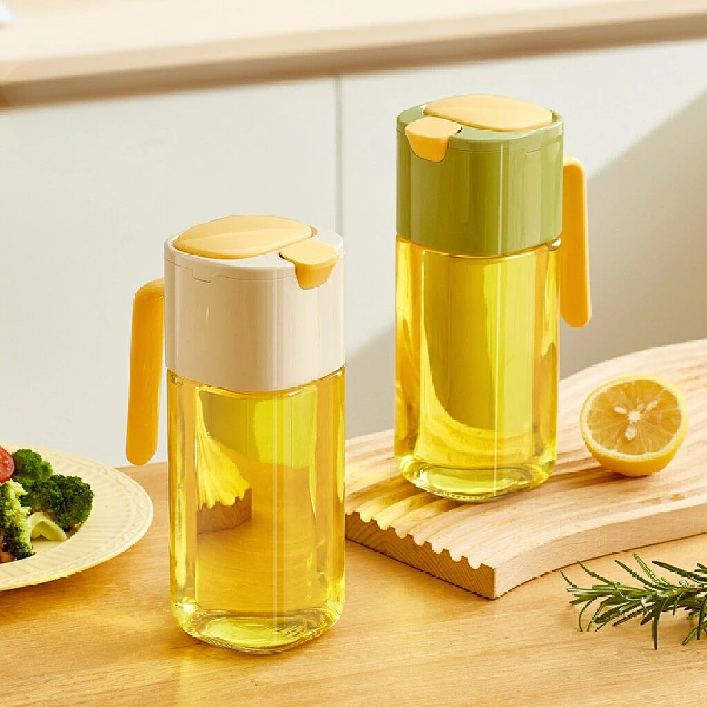 製品説明：この自動開閉式オイルディスペンサーで、キッチンでの調理体験をさらに充実させましょう。先進的なワンタッチ自動開閉設計により、操作が簡単で、油の垂れを効果的に防ぎ、調理をより便利にします。密閉設計により、油の鮮度を保ち、キッチンカウン...