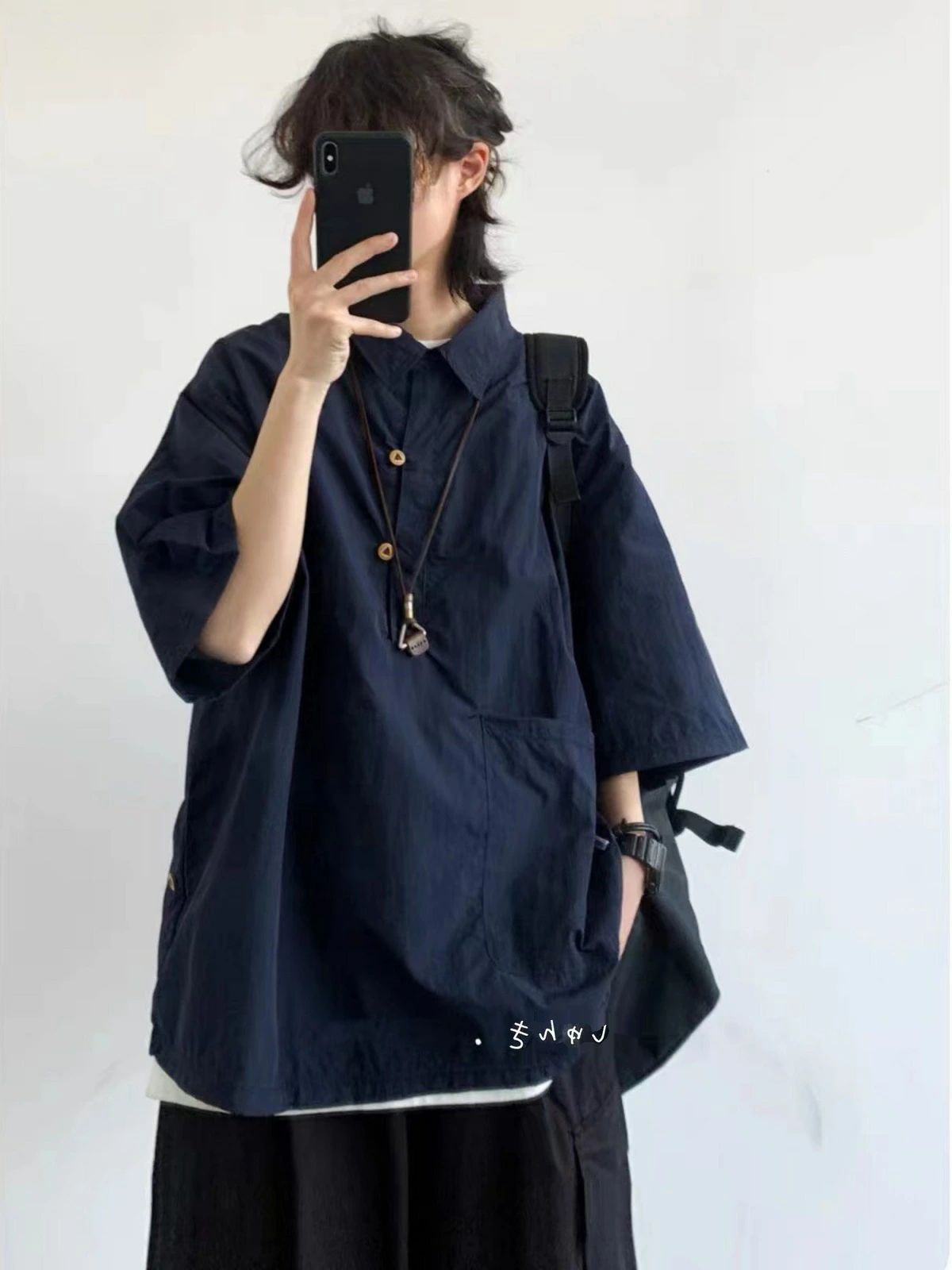 製品説明：このレトロなシャツ??は、ストリートボーイのスタイルと芸術的な若者の気質を完璧に組み合わせています。ファッション性と着心地を追求する方には必須のアイテムです。ゆったりとしたフィット感はどんな体型にも合うようにデザインされており、カ...