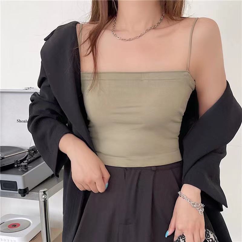 【着心地抜群】カップ付きキャミソール！柔らかなナイロン素材で肌触りも良く、伸縮性もあるので窮屈感なし！適度な厚みなので暑い夏でも快適に着用いただけます。【便利なカップデザイン付き】カップ付きなので下着の心配もありません。 バスト部分はしっか...