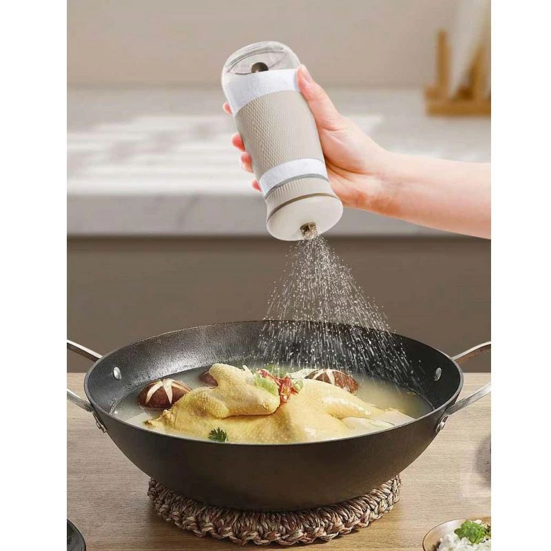 製品説明：この定量ガラス製ソルトシェーカーは、現代の料理に合わせて設計されたキッチンの理想的な相棒です。高ホウケイ酸ガラス製で、防湿性と密閉性に優れているため、調味料の鮮度を効果的に維持できるだけでなく、凝集を防ぎ、使用するたびに正確な量を...