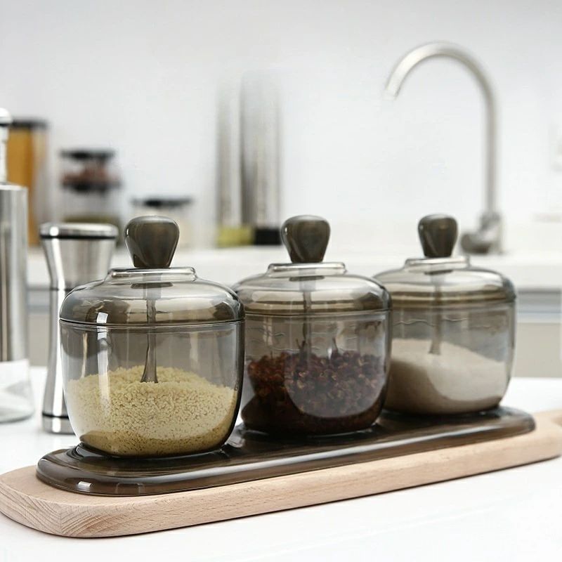 革新的な一体型フリップトップデザインを採用しており、素早く簡単に開閉できるため、時間を節約し、調理をより効率的に行うことができます。完璧な密封機能により、湿気を効果的に遮断し、調味料の鮮度と香りを保ち、料理に風味を加えます。ユニークな整理デ...