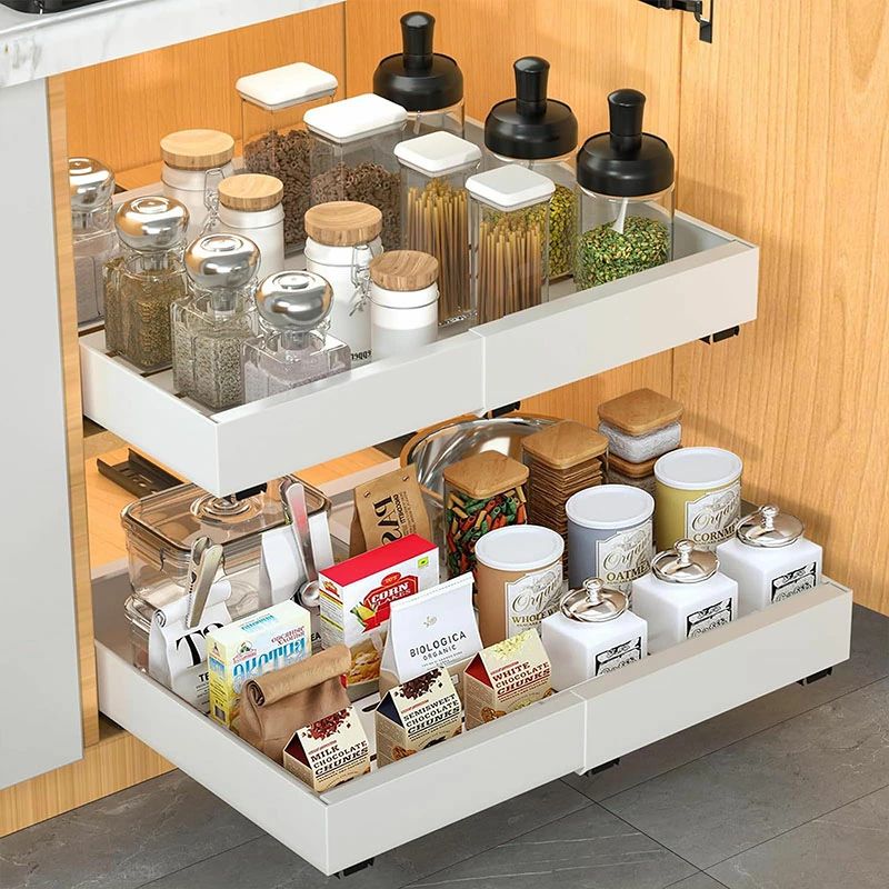 【調整可能なサイズ】このキッチン収納引き出しは、幅32cmから52cmまで伸縮自在で、様々なキッチンスペースにフィットします。必要に応じてサイズを調整できるため、シンク下やカウンター下など、限られたスペースでも最大限に利用することが可能です...