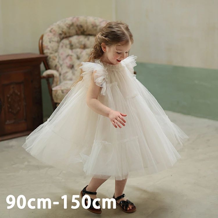 袖のフリルとスカートのふわふわがかわいいワンピース（ドレス）です。プリンセス好きにもおすすめハーフバースデーや誕生会などのイベントや結婚式、七五三、発表会などフォーマルなシーンにぜひ【素材】表地：ポリエステル 裹地：綿注意事項:※ 平置き素...