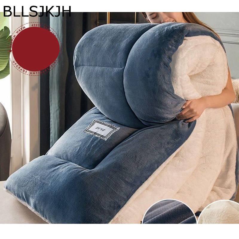 　　　◆◇◆人気の秘密◆◇◆【たっぷりの綿入り】1枚でも暖かい！ボリュームたっぷりの綿入り布団。 フランネルとシープ調ボアで挟んだ3層構造です。 保温性 でふっくらとした優しい肌触り♪ 暖かいため、冬の寒い時期には欠かせない生地の一つともな...