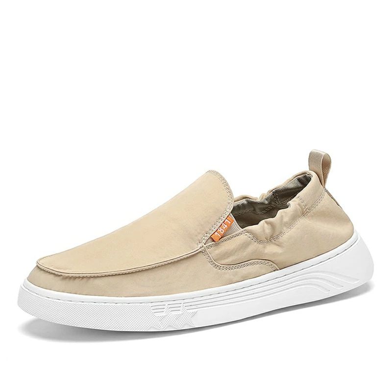 　　　 ◆◇◆売れている秘密◆◇◆ アッパーはとても柔らかいソフトな本革（豚革）とナイロンを使用。軽量で屈曲性がよくスニーカーやウォーキングシューズのような快適な履き心地が魅力です。 スリッポンタイプなので着脱も簡単。軽量で履き心地の良いド...