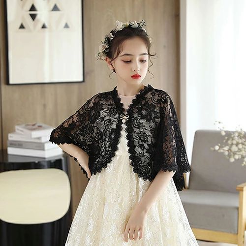 軽く、薄めの素材感で、コンパクトに収まるので持ち歩きにも便利です♪ちょっとしたお出かけや、キッズドレスに合わせても雰囲気がかわります♪幅広くお使いいただけるボレロです。軽く、薄めの素材感で、コンパクトに収まるので持ち歩きにも便利です♪ちょっ...