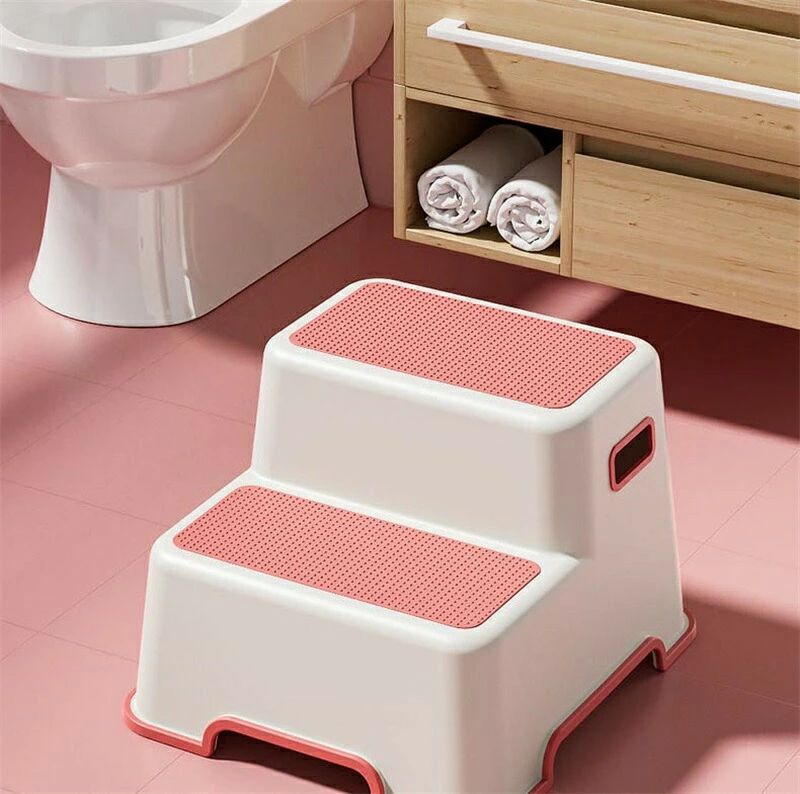 幼児の身長に合わせた最適な高さで、トイレや洗面台での手洗いがラクラク！自分でステップアップできるから、自立心を育みます。踏み面に滑り止め加工を施しているので、水回りでも転倒防止！しっかりとした安定感で、ママも安心です。何でもやりたがる年頃の...