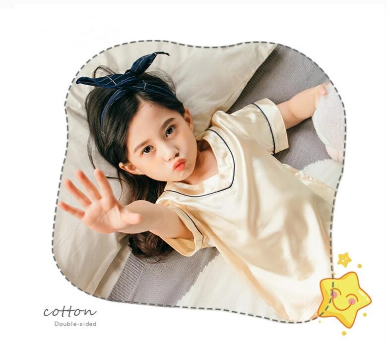 素材】ポリエステル96％ 【カラー】：ピンク，ネイビー，ベージュ， 【サイズ】：（約） 110cm着丈47バスト72袖丈14.1パンツの長29.6 120cm着丈50バスト76袖丈14.55パンツの長30.8 130cm着丈53バスト80袖...