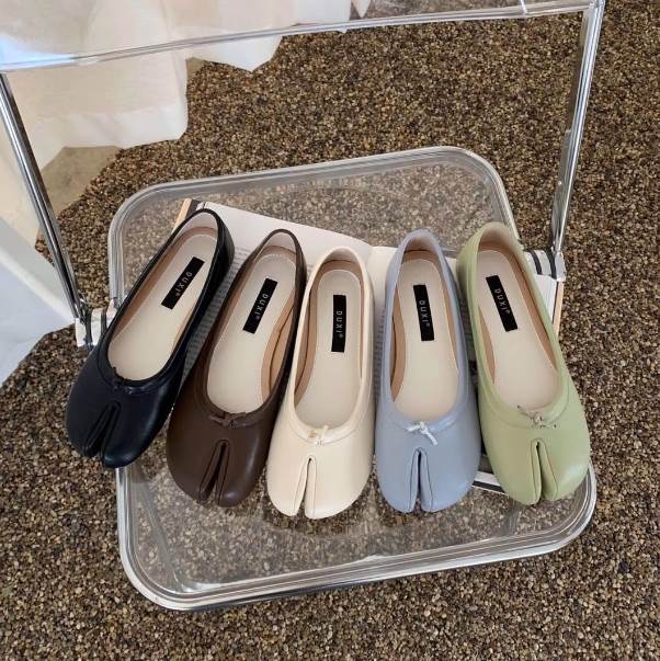 デイリーコーデに欠かせないフラットパンプスが、たくさんのカラバリで登場です！足袋型のデザインで、モード系からフェミニンまで幅広いスタイリングに合わせられます。色展開 ブラック ダークブラウン オフホワイト ブルーグレー ライトグリーン ブル...