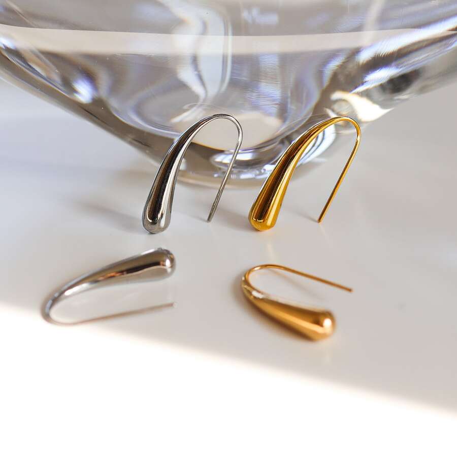 穴に通すだけのフックタイプで 簡単に付けられてノンストレス。 ぷっくりとしたドロップ形で ツヤ感のある表面が高見えする1点◎ スッキリとしたシルエットで 派手になり過ぎずテイスト問わにず使いやすい 大人可愛いピアスです。 ─── 【ステンレ...