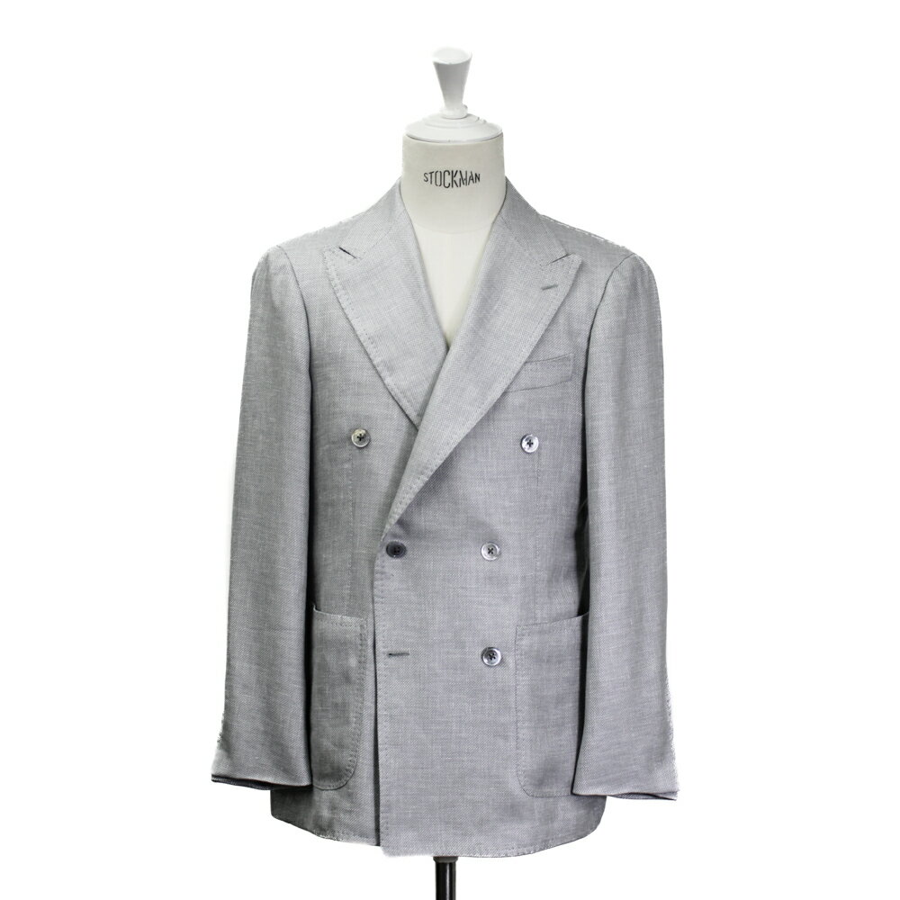 商品について カシミヤのしなやかさに、リネンの軽やかさとシルクの艶を掛け合わせた上質な素材を使用。 柔らかく通気性に優れた風合いが、春夏シーズンを心地よく包み込みます。 素材の奥行きと艶感が映えるダブルブレスト仕様で、軽やかさの中に確かな品...