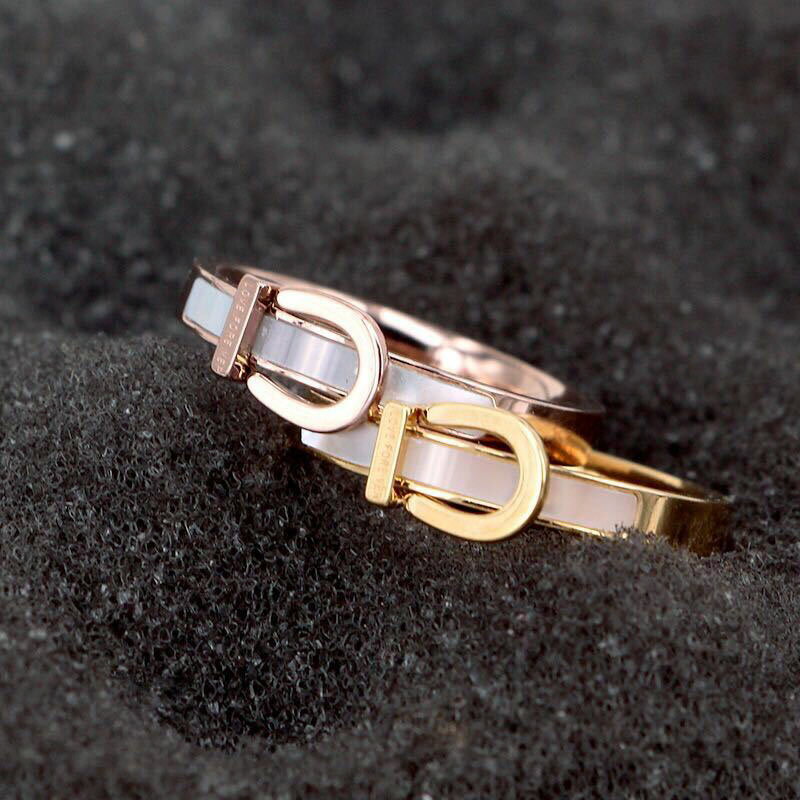 幸運のお守りとして人気のホースシューモチーフ！ 更に天然白蝶貝使用し、更に高級感アップ！ サージカルステンレス素材を使用した上、18金コーティングし、金属の輝きを更に美しさに表現されます。 サイズ充実に揃っており、プレゼント、ペアリングにも...