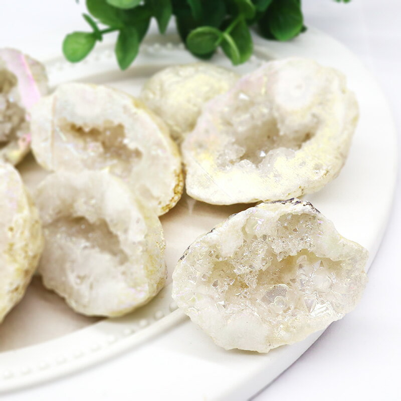 【特徴】 シール梱包仕上げ、埃防止！ 原石ドームは、正式名ジオード（トレジャーメノウ）と呼ばれており、 石の内側に水晶・瑪瑙などの結晶が晶出したものであり、鍾乳洞のような空洞が中心に残っているもののことを言います。 火山岩の内部にできたドー...