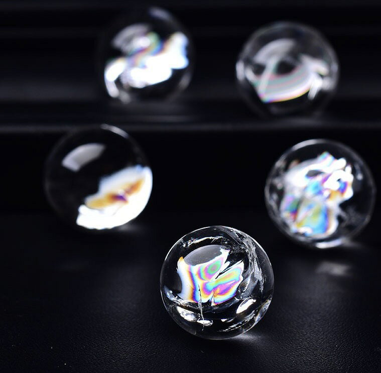 必ず虹が入っており、透明度も高く、とても美しいです。 大きすぎず、小さすぎず、ちょうどいい鑑賞用サイズ♪ 【カラー】：透明、アゼツ入り、虹入り 【素材】：天然石（ブラジル産） 【サイズ】：約24mm 【価格】：1750円/1個　送料無料（ネ...