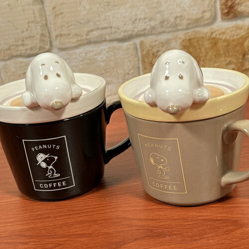 ピーナッツデザインのマグカップが登場です！ ブラウン:SPZ-3633/4994209184363 ブラック:SPZ-3634/4994209184370 メーカー：マリモクラフト 素材：磁器 サイズ：約H:69mm×W:117mm×D:8...