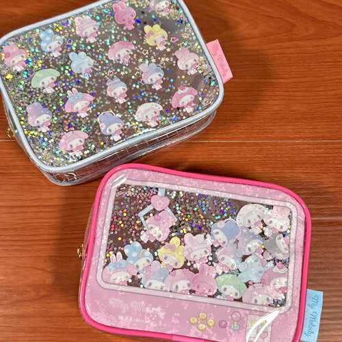 サンリオキャラクター/マイメロディ50周年記念、カ?ーリーホ?ッフ?ハートデザインのシャカシャカポーチです。 表面でスパンコールがシャカシャカ動く。 お手頃なサイズで、取り回しがしやすいく便利。 マチも広くとってあるので、化粧品やモバイルバ...