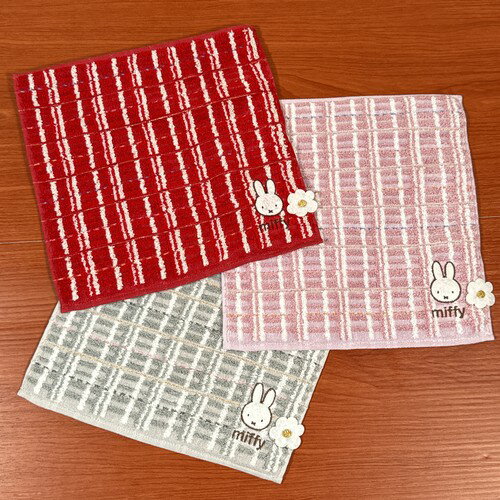 ミッフィーのデザインのハンカチ/ミニタオルが登場です！ ツイード風デザインのおしゃれなハンカチです。 持ち運びに便利なサイズ。 小さな子供のお世話用にカバンに1枚入れておきたいアイテムです。 お花のワッペン付き。 レッド:DBM-2841/...