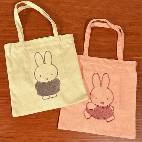ミッフィーデザインのミニトートバッグが登場です！ キャラクターのイラストが刺繍でデザインされたおしゃれなトートバッグ。 ちょっとしたおでかけやサブバッグとしておすすめのコンパクトなサイズ感。 スマホが入るサイズの内ポケット付き。 鍵やパスケ...