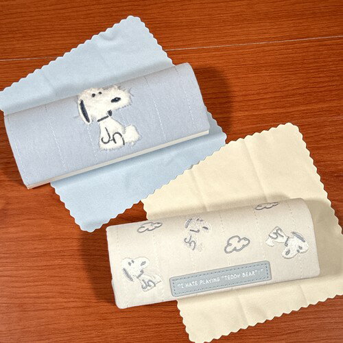 ピーナッツデザインのメガネケースが登場です！ ふわっとした手触り。 本体はしっかりとしたつくりで中のメガネを守るメガネケース。 外側のデザインカラーに合わせたカラーのクロスが付属。 ブルー:SPCQ-458/4994209225202 ホワ...