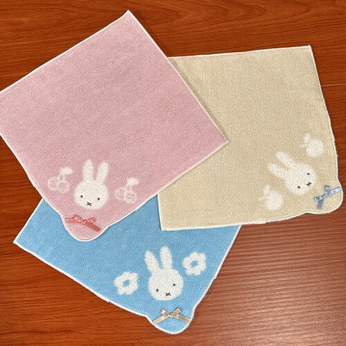 ミッフィーデザインのミニタオルが登場です！ タオルの隅にデザインされたミッフィーとスカラップ、リボンがアクセント。 ふんわりと柔らかく、かさばらずポケットに入れても持ち運びできるサイズ。 汗をかくシーズンやお子様連れの時の気になる食べ物汚れ...