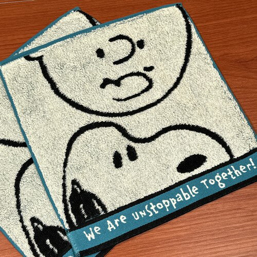 ピーナッツデザインのミニタオルが登場です！ パイル生地を使用し、ふんわりと柔らかくしっかり吸水。 バッグの中でもかさばらず、ポケットに入れても持ち運びできるサイズ。 汗をかくシーズンやお子様連れの時の気になる食べ物汚れなどに1枚あると便利で...