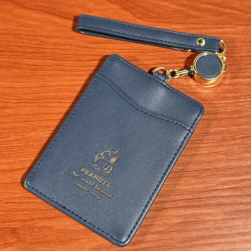 ピーナッツデザインのパスケースが登場です！ ワンポイントのエンボスデザインがシンプルで上品なシリーズ。 リール付きで伸縮機能があるので、カバンに付けたまま改札やコンビニのタッチをしたりと、とても便利に使えるカードケース。 両面にカードポケッ...