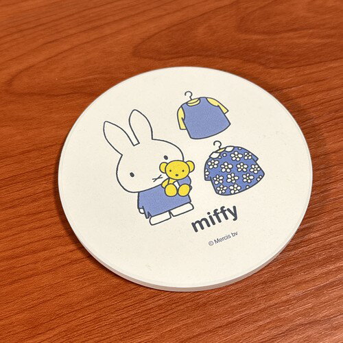 ミッフィーデザインの吸水コースターが登場です！ お花模様や服、全体のカラーなど青を基調としたブルードレスシリーズ。 かわいいデザインのコースターで、映える事間違いなし。 お客様にドリンクをお出しする際はもちろん、お料理をSNSにあげる時のお...
