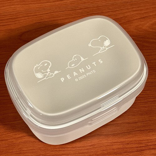 ピーナッツデザインの弁当箱が登場です！ 2段重ねのお弁当箱。 上段をはめ込み、フタで2段をまとめてワンタッチロック。 2段に見えないコンパクトさ。 食器洗浄機・電子レンジ使用可(フタは使用不可)。 メーカー：マリモクラフト 素材：(本体)P...