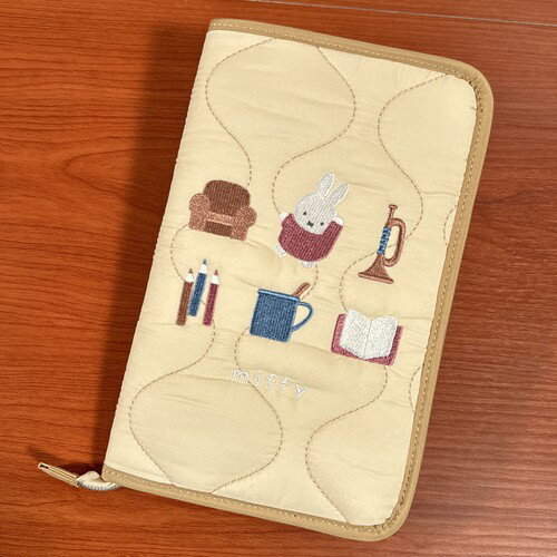 ミッフィーデザインのマルチケースです。 側面から大きく開くラウンドファスナー仕様の二つ折りタイプで中身も見やすい。 旅行のパスポートケースや母子手帳、おくすり手帳やスケジュール帳、カード、領収書、通帳などいろいろ入るとっても便利なケース。 ...