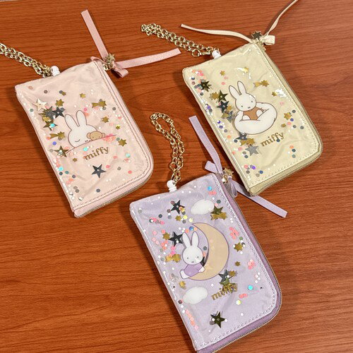 ミッフィーデザインのキー&パスポーチが登場です！ 表側にはキラキラしたスパンコール入り! ファスナーはリボン付きの星形チャーム。 鍵の収納とカードケースの機能がこれ一つで。 本体裏にはカードポケット ポーチ内側には3連のキーフックと、ファス...