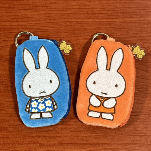 ミッフィーデザインのポーチです。 カラフルな本体に刺繍の縁取りでミッフィーをデザイン。 絵柄に合わせたダイカット使用。 小物やメイク道具や文房具などいろいろ入る手ごろなサイズ！ カラビナリング付きでキーホルダーのようにバッグに取り付けて持ち...
