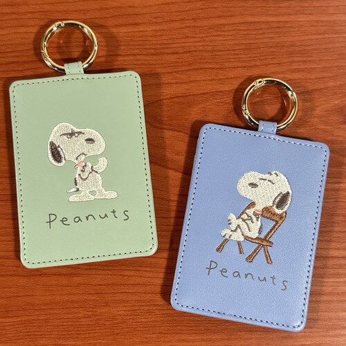 ピーナッツデザインのパスケースが登場です！ リングカラビナ付きでいろんなところに取り付け可能。 リールやコイルストラップがないモデル。 リール式と違いスマホや財布など持ち歩くものと合わせた時に使いやすい。 裏面にカードポケットを2つ配置。 ...