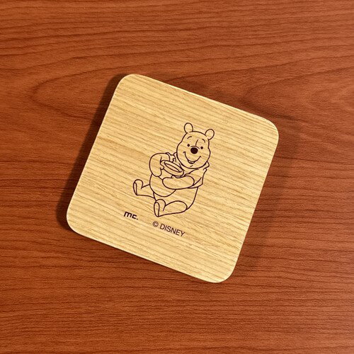 ディズニー/くまのプーさんデザインのコースターです。 天然木の食器シリーズ。 とってもおしゃれな角型のコースターです。 メーカー：マリモクラフト 素材：天然木 サイズ：約H90×W90×D7mm ※お使いのモニターの設定などの環境状況により...