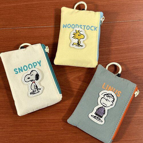 ピーナッツデザインのパスポーチが登場です！ 立体的な合皮刺繍ワッペンがかわいい。 伸びるリール内蔵で改札での使用もラクチン。 落下防止ボタン留めカード収納ポケット。 カラビナ付きで、いろんな所に接続簡単。 スヌーピー:SPIK-513/49...