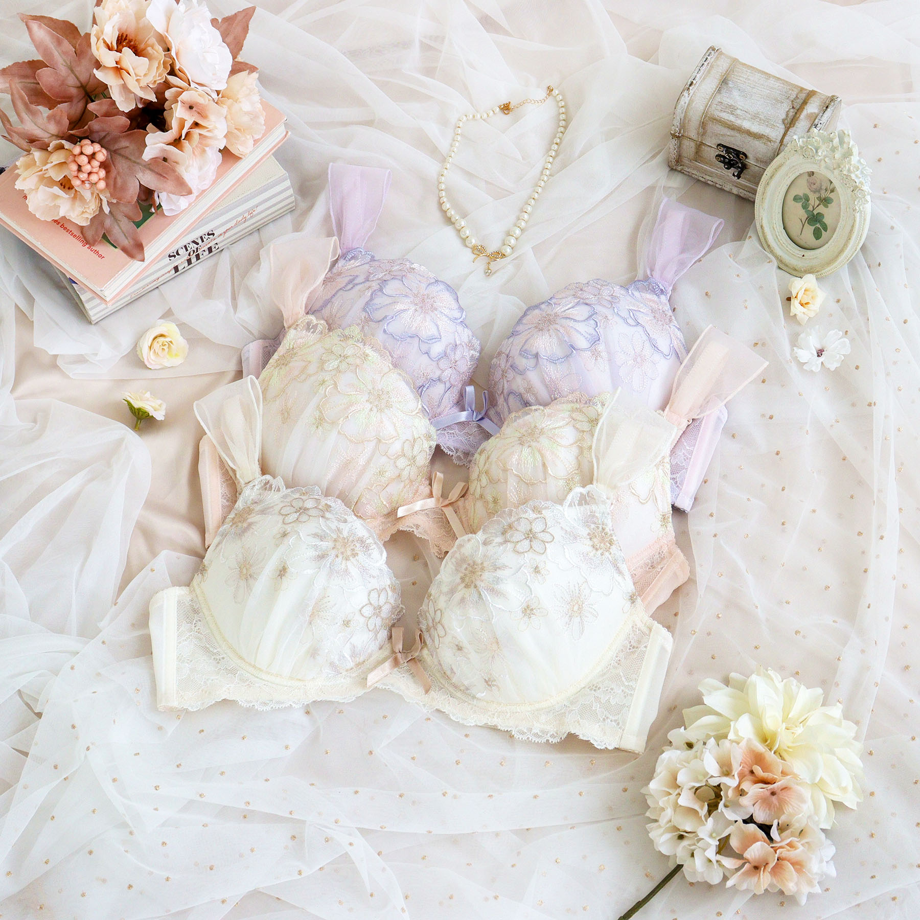 メーカー希望小売価格はメーカーカタログに基づいて掲載しています ↑ファイルサイズ大きめのカタログデータpdfになります↑【ふんわり舞うアネモネのお花にときめいて】アネモネのお花を大胆に刺繍したレースは、存在感あふれる印象の中に繊細なステッチ...