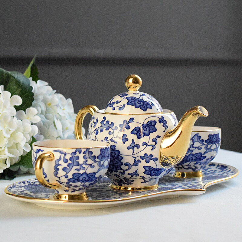 ノーブランド品素材・材質:陶器セット内容:カップx2客ティーポットx1点トレイx1点注意事項1、ご利用のPC環境により、実際の商品と色が異なる場合がございます。予めご了承ください。2、新品未使用品ですが、外箱に初期からのスレ、剥げ歪みなどあ...